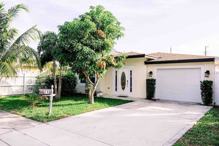 Maryloly House - West Palm Beach, FL