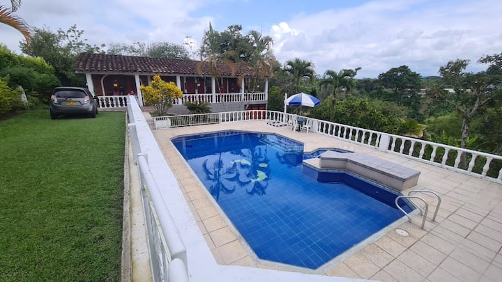 Hermosa Villafamiliarcon Piscina - Quimbaya