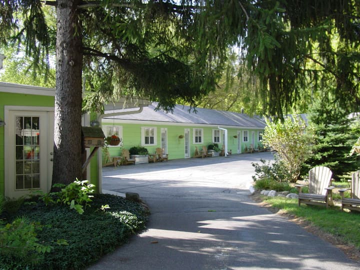 Lodging With Retro Charm At The Pines Motor Lodge! - ソーガタック, MI