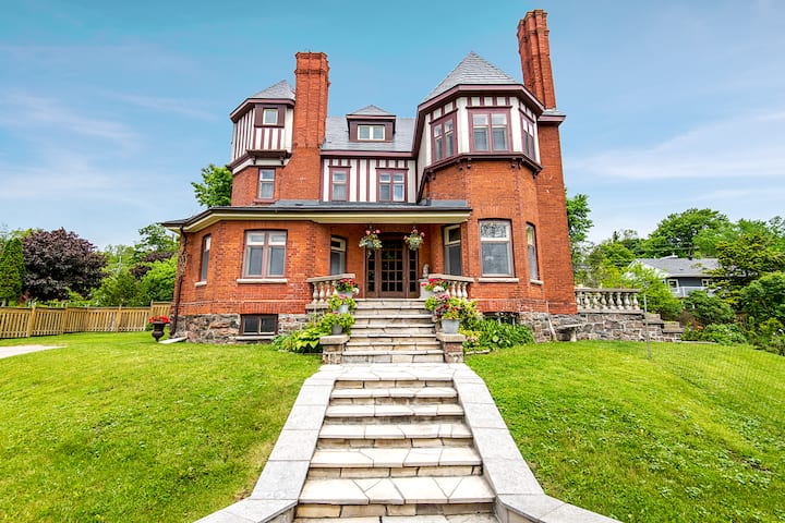 Heritage Estate Penthouse Steps To Lake Simcoe - Barrie
