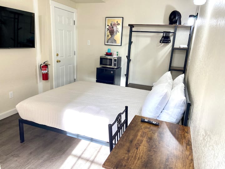 The Cat7: Guest Inn Ii - Snohomish