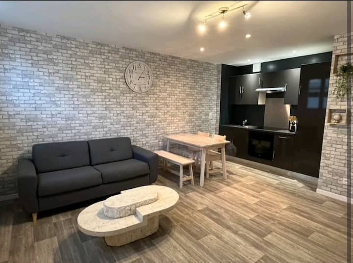 Maison De Ville, 350 M De La Gare De Caen - France