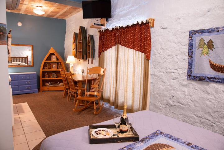 Stone Mill Hotel And Suites - Boat Whirlpool Suite - Lanesboro, MN