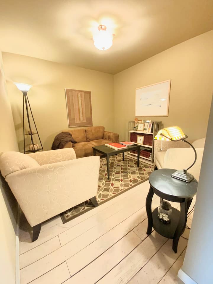 Noir Blanc Suite- King Bed- Grand Willow Inn - Mount Vernon, WA