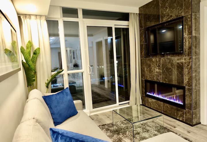 3 Bdrm Cozy Condo Downtown Toronto W/ Free Parking - Toronto
