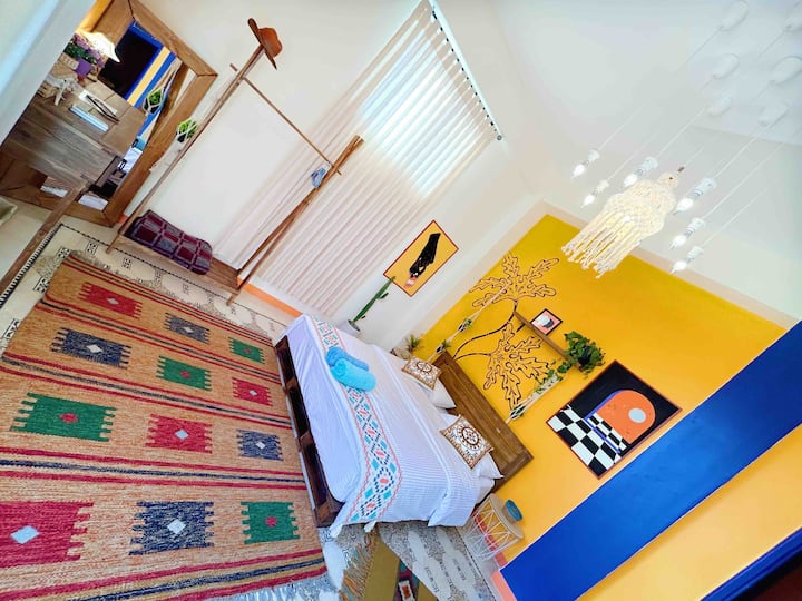 Bright Bliss: Room With Natural Light & Balcony - 암만 주