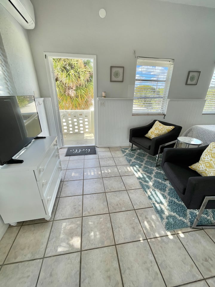 The Pearl - Rooftop Patio, Bright, Open Loft - Delray Beach, FL