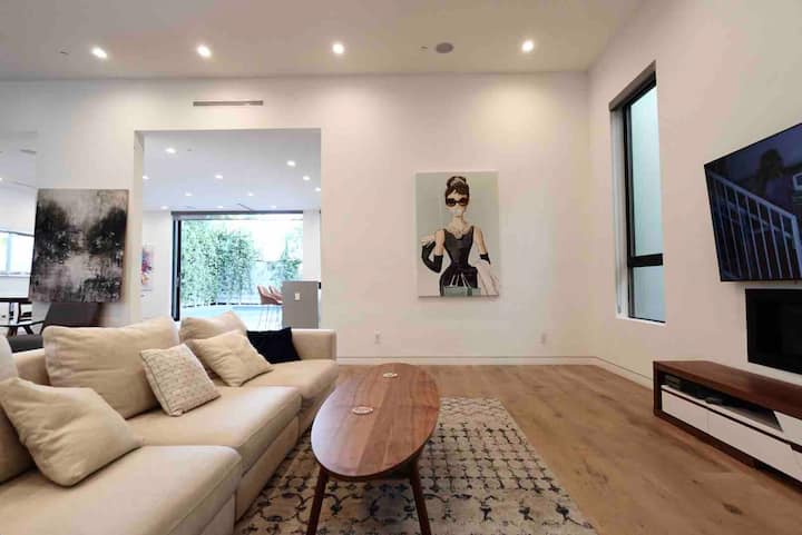 Luxury Master In Mansion Feel Like Home. - Beverly Hills, CA