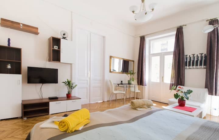 Quiet 2br • Balcony • Free Parking • Near Metro - Budapeste