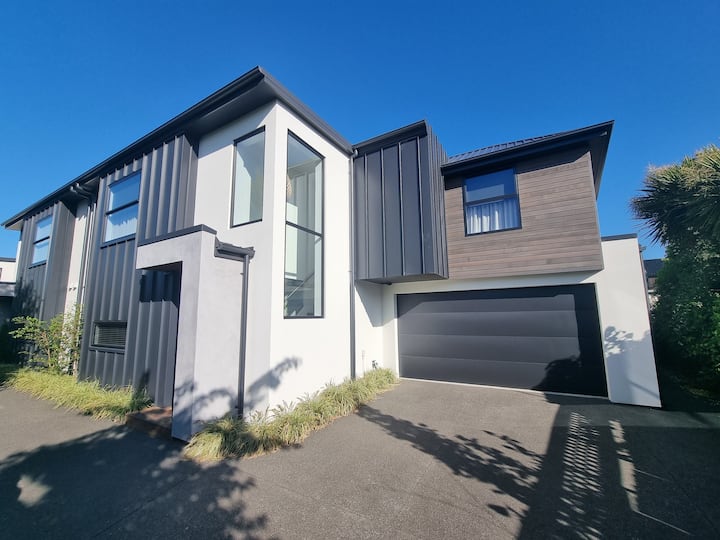 Location, Location! Sunny Townhouse In Merivale - Christchurch