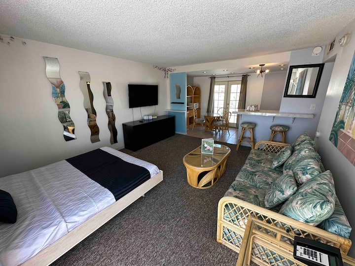 50 - Deluxe Studio Suite With Kitchen - Sleeps 3 - Palm Springs