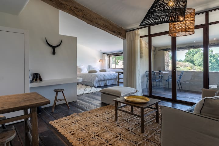 Domaine Du Castellas - Le Chant Du Monde - Lourmarin