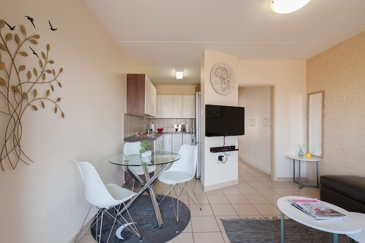 Comfy Apartment Near Gautrain & Jean Avenue. - Centurion