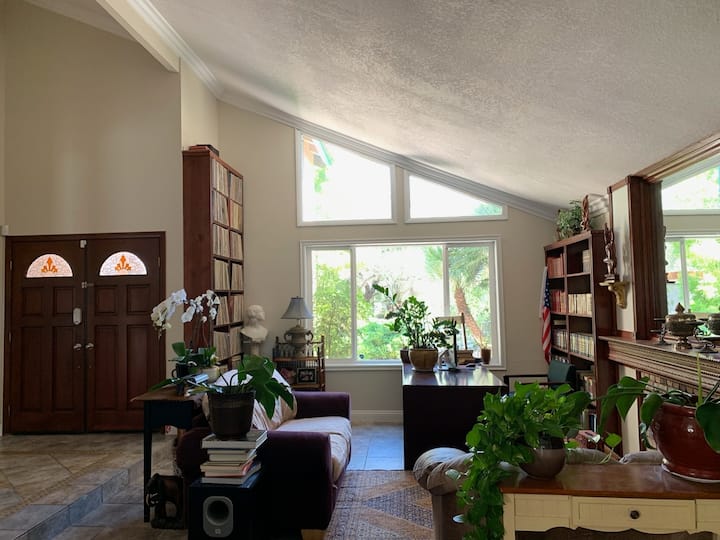 Comfortable King Size Bed With Oasis Backyard - Henderson, NV