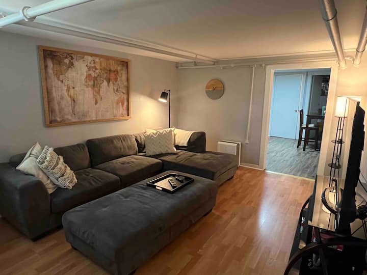 Adorable 1 Bedroom With Free Street Parking - Evanston, IL