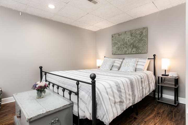 Studio Apartment Near Campus - South Bend, IN