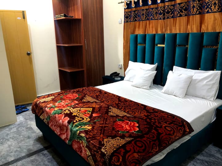 Hotel Family Ties - Lahore