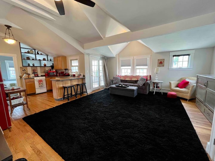 Stay In The Heart Of Salem Hosted By Erin And Matt - Salem, MA