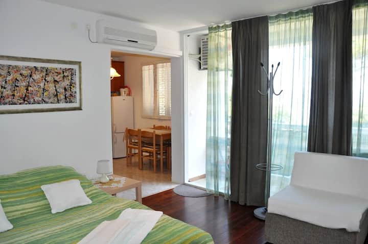 Fully Furnished Apartments With Sea View Near Town - Jelsa