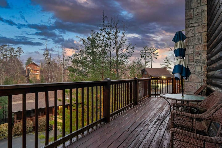 Summer Happiness In Pigeon Forge - Pigeon Forge, TN
