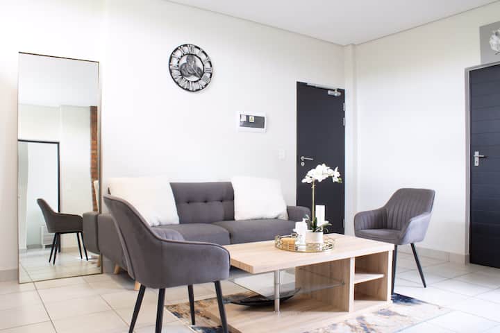 ⭐️ Contemporary - Clean & Comfortable Apartment ⭐️ - Pretoria