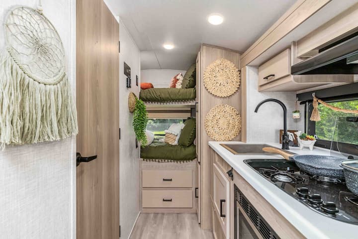 *Sun Catcher* A Cozy little Camper- Sleeps 4 - Campers/RVs for Rent in ...