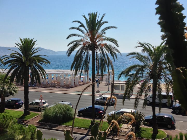 Sur  Promenade Des Anglais  A Nice Face A La Mer - Nizza