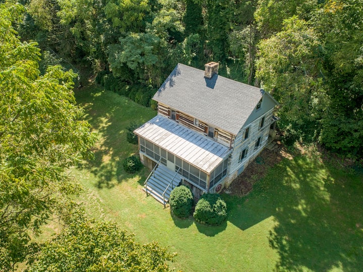 Riverfront Cabin! Fireplace, Farm, Trail & Kayaks - Luray, VA