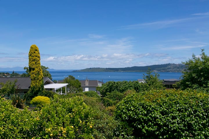 Stunning Lake View, Thermal Plunge Pool, Free Wifi - Taupō