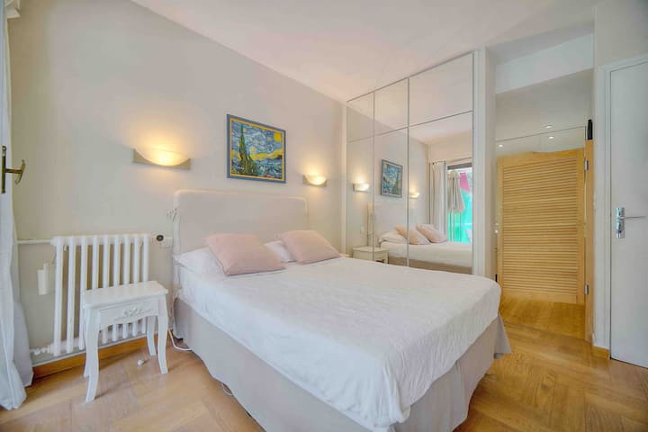 Bright, Spacious Apartment With Balcony & Parking - Antibes