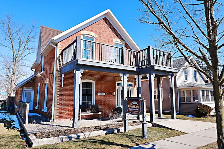 The Rowe House Cottage Rental - Port Dover