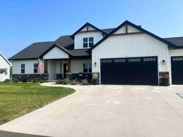 Cheerful 5 Bedroom Home Perfect For Eaa - Oshkosh, WI