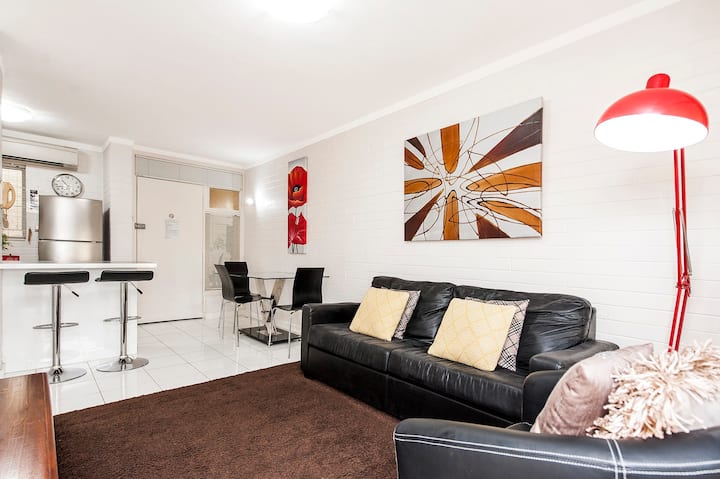 R02 Popular Studio Courtyard & Pool - Perth