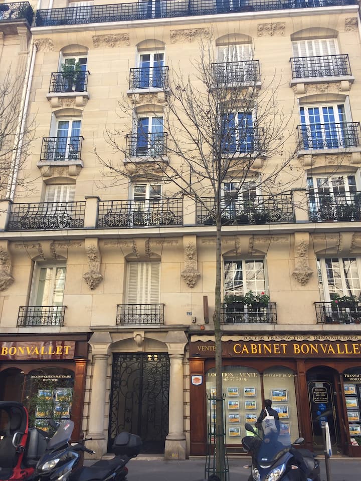 Lovely Place Closed To The Eiffel Tower - Paris