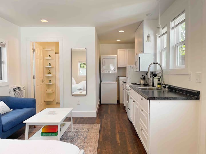 Sunny Sabin Guesthouse | Private Studio Portland - Portland, OR