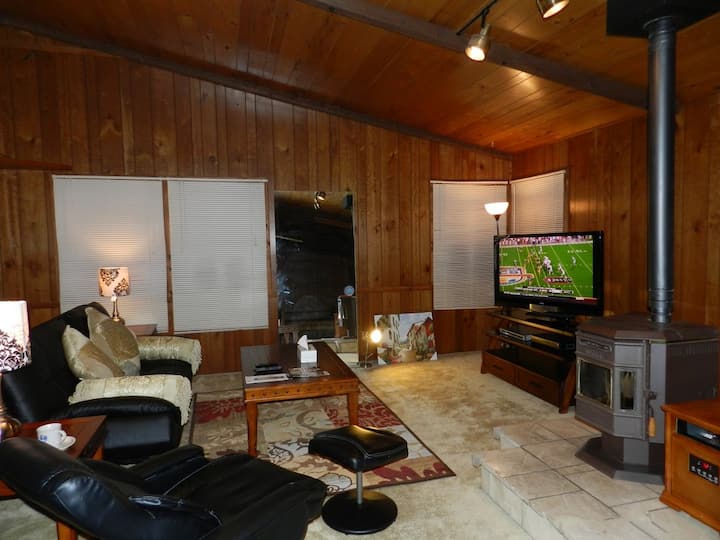 Spacious 1br/1ba Rustic Duplex House - Reno