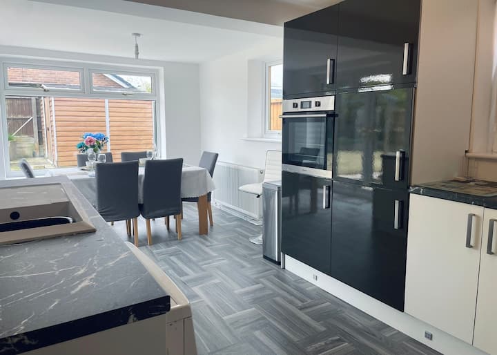 Liverpool Highfield Haven - Refurbished Bungalow - Ormskirk