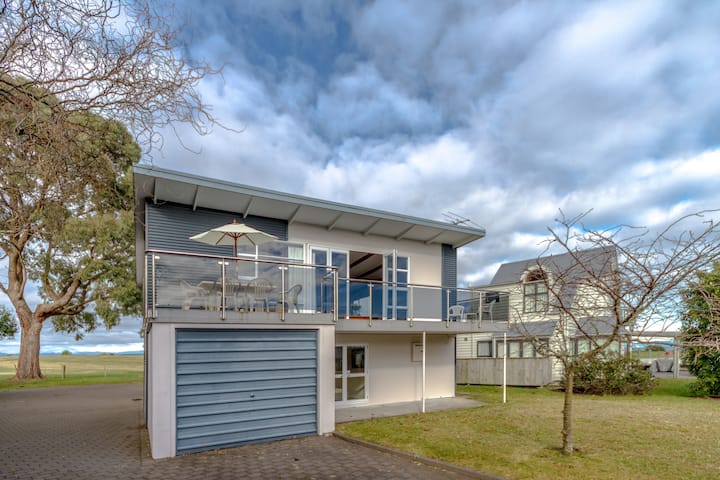 Lakeside Delight With Mountain Views - Lake Taupo