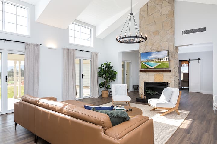 Eight Rodeo Drive, Tamworth - Tamworth
