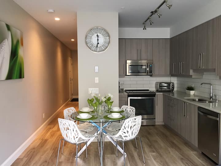 Modern Downtown Condo With Secure Onsite Parking - Saanich
