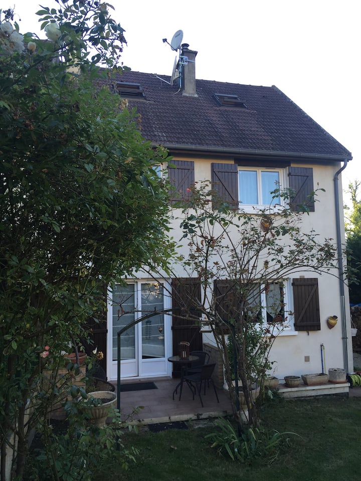 Jolie Maison De Ville En Plein Centre De Chantilly - Chantilly