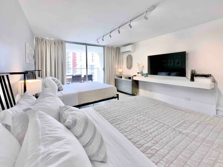 Cozy Studio W/ Pool View * 2 Queens & Patio Dining - Honolulu, HI