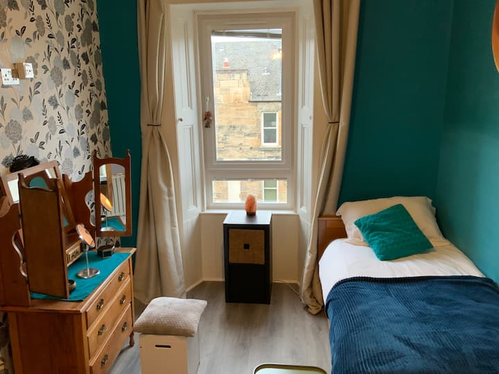 The Moon Room  - In A Peaceful Beautiful Townhouse - Edinburgh