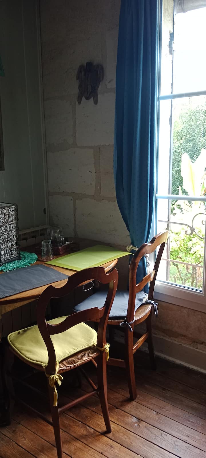 Chambre Artistique Dans Maison Pleine De Charmes - Créon