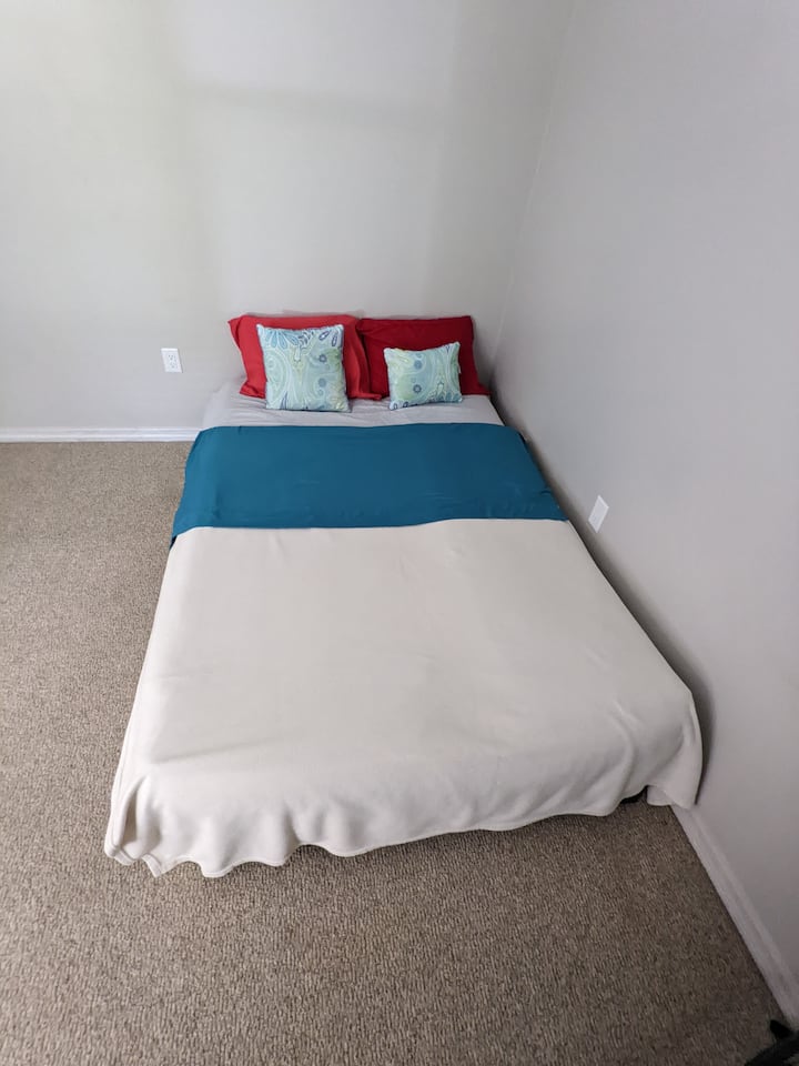 Futon In Small Private Room W/vegetarian Cat Lady - Gainesville, FL
