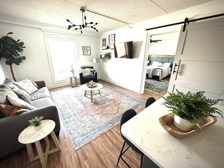 Steps To Broadway, Free Parkin, Pool, Pets Welcome - Nashville, TN