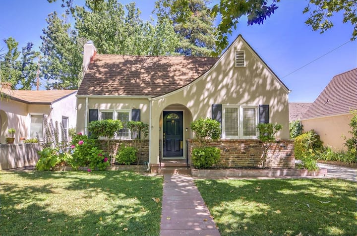 Charming Tudor Near The Med Center - Sacramento, CA