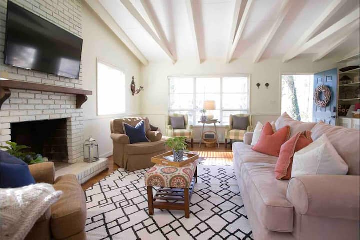 Charming City Cottage | Walk To Downtown! - Gainesville, GA