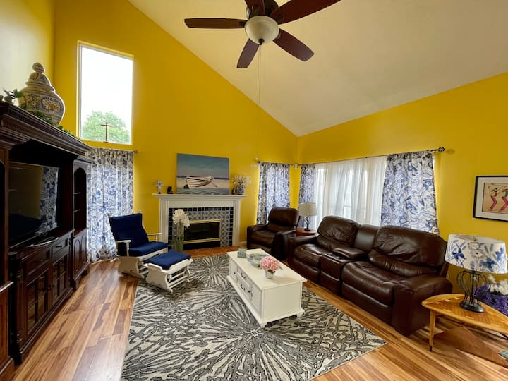 Joyce’s Beach Retreat - King Bed - Swim Spa - Dog - Greenwood, IN