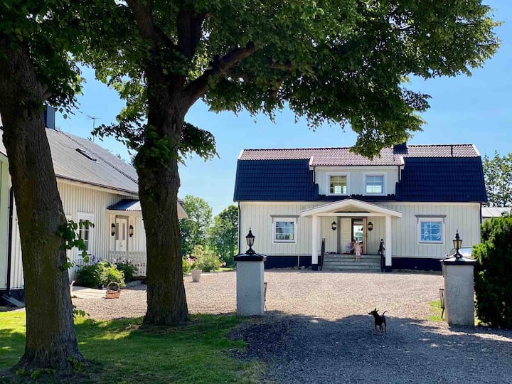 Vacker Flygelbostad I Charmig Miljö - Mantorp